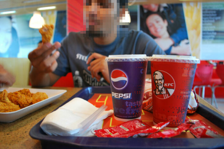 En vacances, des Réunionnais s'empressent d'aller manger au KFC ...