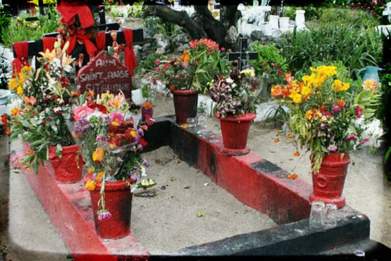 Des photos piquées d'aiguilles sur la tombe de Sitarane - Journal.re