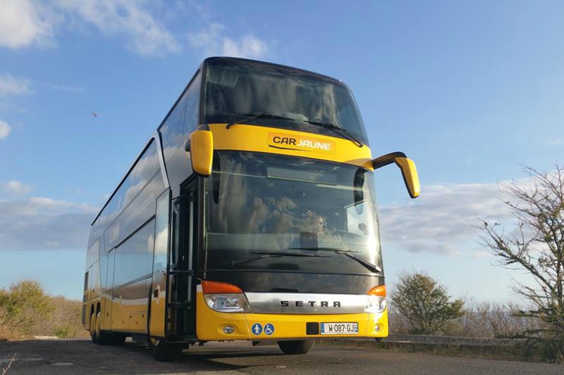 Le car jaune à étage effectue ses premiers kilomètres - Journal.re