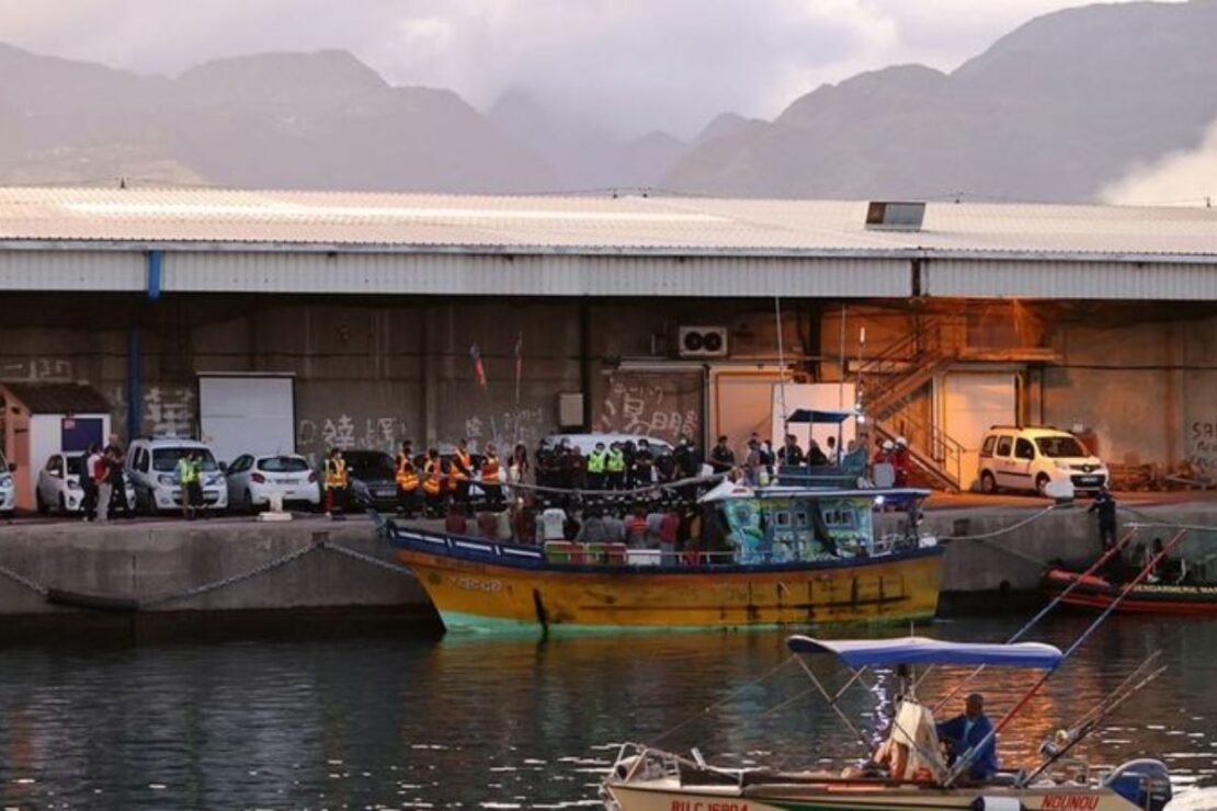 Arrivée d'un navire de pêche battant pavillon Sri-Lankais au Grand port ...