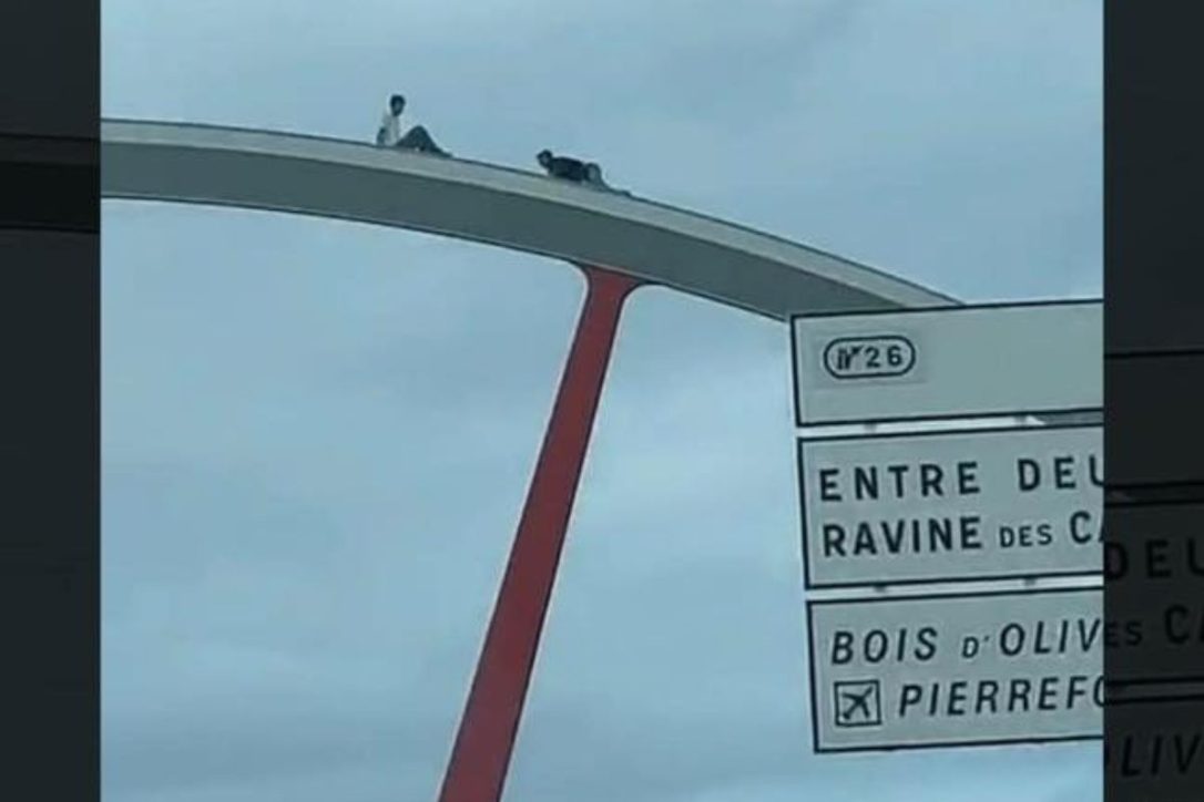 Des individus aperçus en train d’escalader la structure de la nouvelle ...